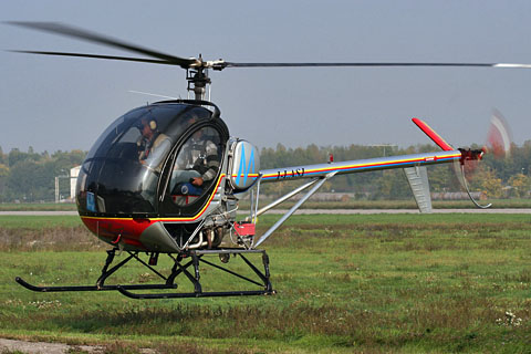 HB-XNQ Schweizer269C by SwissHeli.com